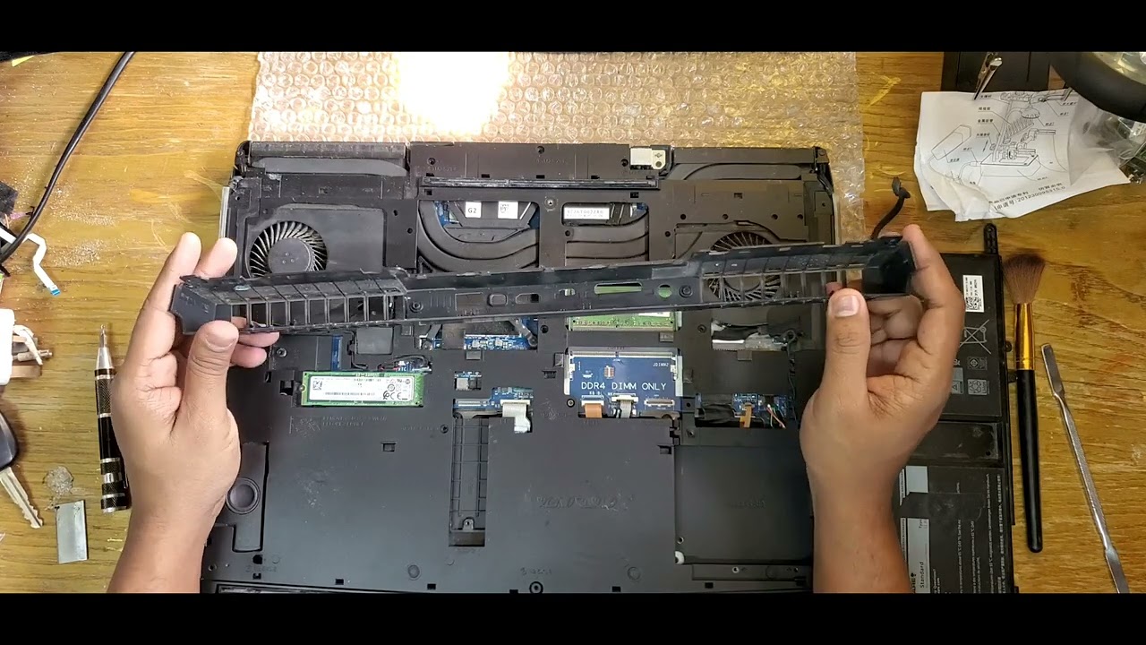 How to replace battery of Alienware 17 R4, 17R5 - YouTube