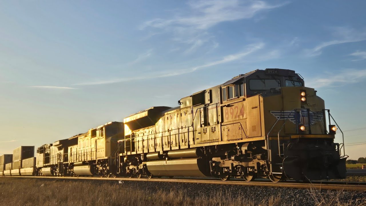 Union Pacific 8924 leads ZEGYC north through Hutto Texas - YouTube
