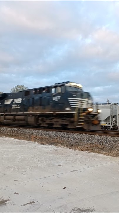 Extremely LOUD Power Roll thru downtown Late Norfolk Southern #8117 - #24x @rider22 - YouTube
