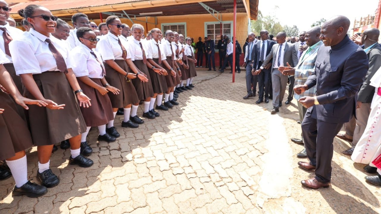 SEE PRESIDENT RUTO DANCING WITH BEAUTIFUL SCHOOL GIRLS IN MURANG'A ...