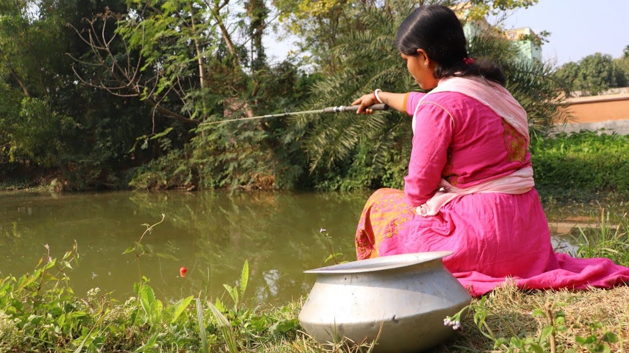 Fish Hunting || The beautiful girl's fishing talent is so beautiful ...