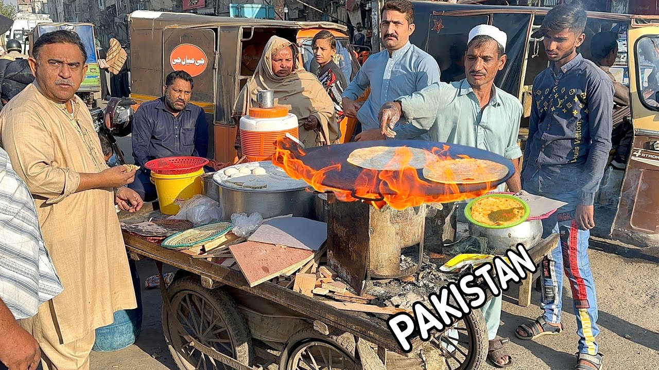 WINTER SPECIAL STREET FOOD OF LAHORE | Village Style SAAG PARATHA ...