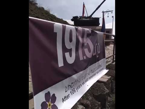 Şuşa-Xankəndi yolun üstündəki ermənilərin Tank heykəli,Şuşanın görünüşü,erməni bayraqları və plakat.