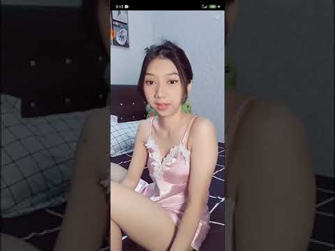 Cewek cantik live seksi montok goyang ebot paha mulus