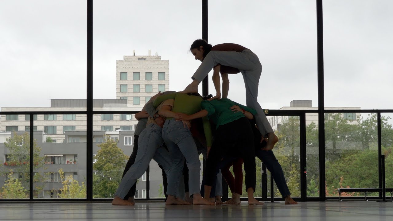 Simone Forti: Huddle / Neue Nationalgalerie, Berlin - YouTube