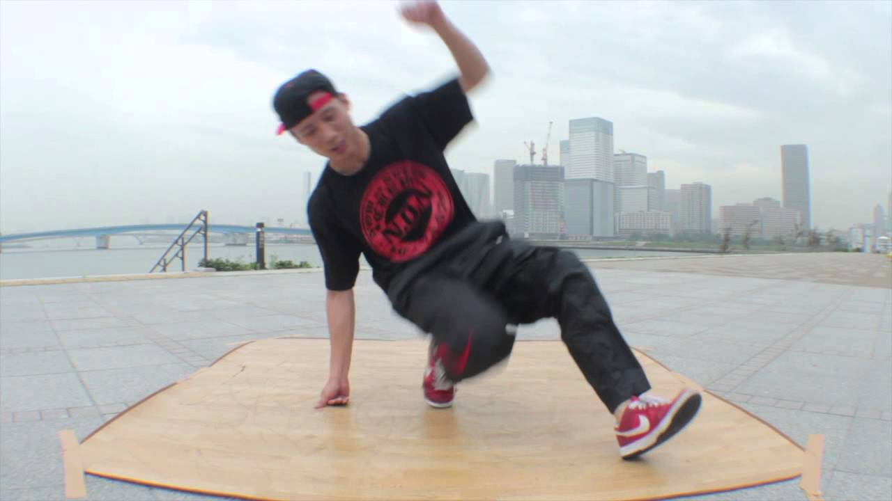 How to Breakdance | Footwork | 街舞教学 | 排腿 | Front Sweep | 中字幕 - YouTube