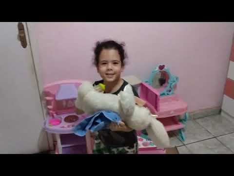 Luiza dando mamadeira para filha