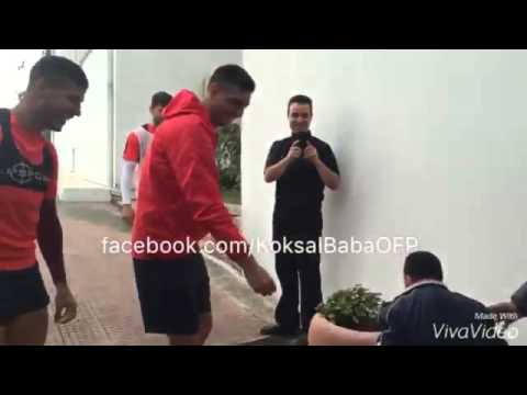köksal baba   trabzon kafilesine tekme yumruk daldı :