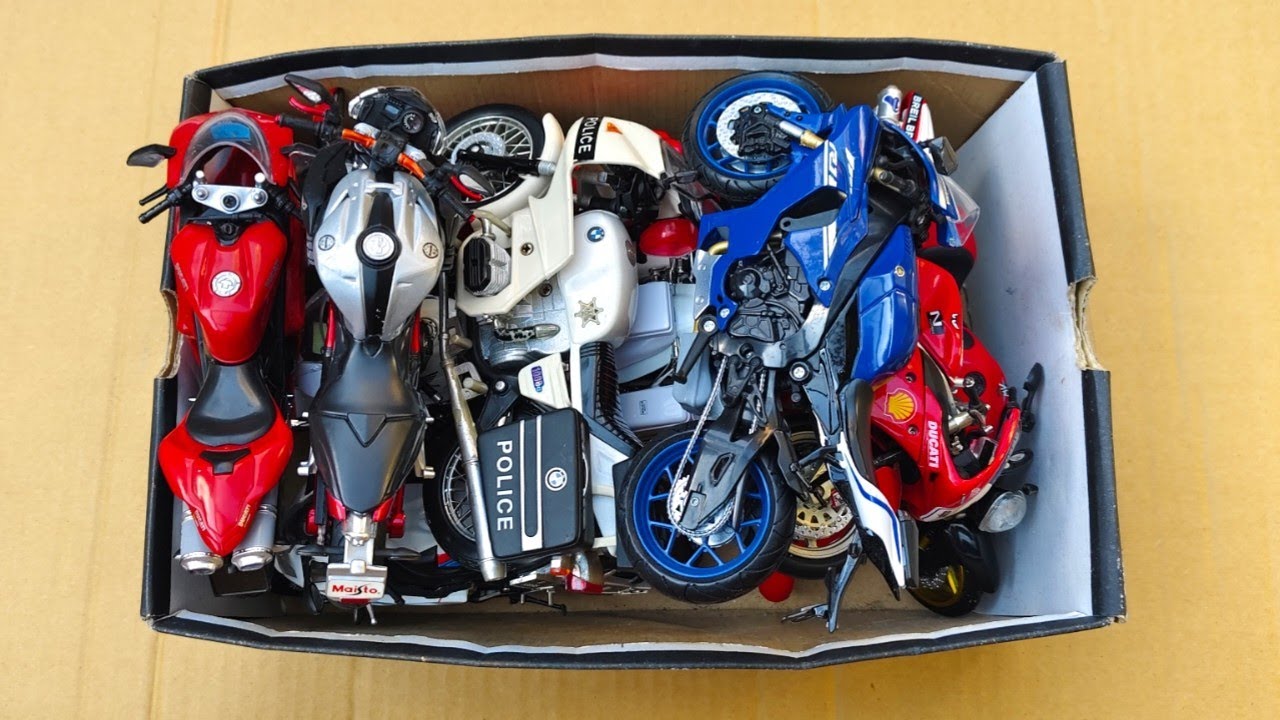 Random Model Bikes Different Sizes are Reviewed by Hands - Yamaha YZF ...