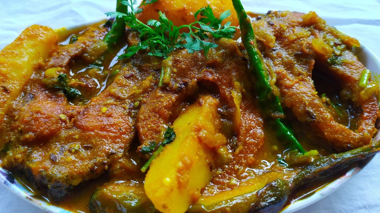 Alu Begun diye Rui Macher Patla Jhol Recipe |Macher Jhol Bengali style ...
