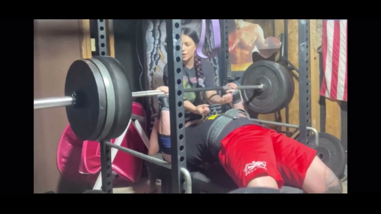 Bench progress - 225 to 405 - YouTube