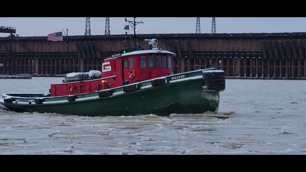 Round 2 for Tugboat Missouri clearing ice for the Indiana Harbor - YouTube