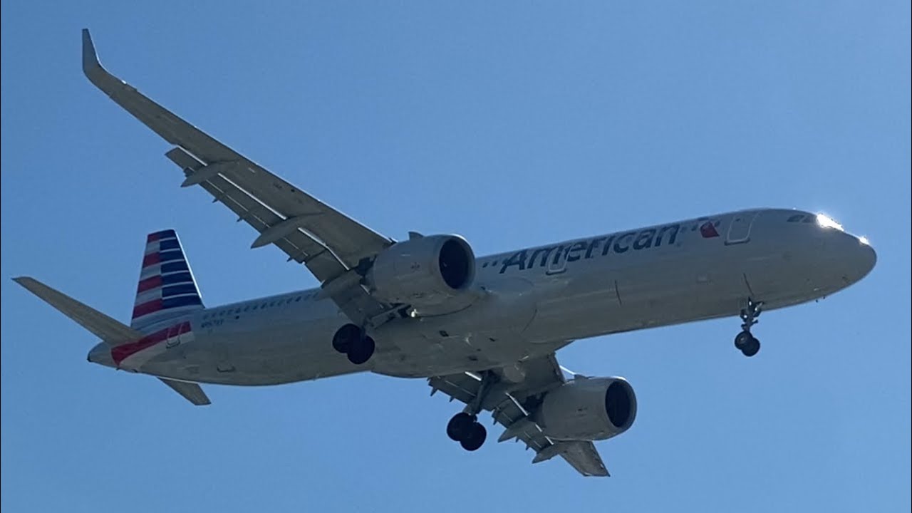 (EX Alaska Airlines) American Airlines A321-253N [N957XV] Landing at ...