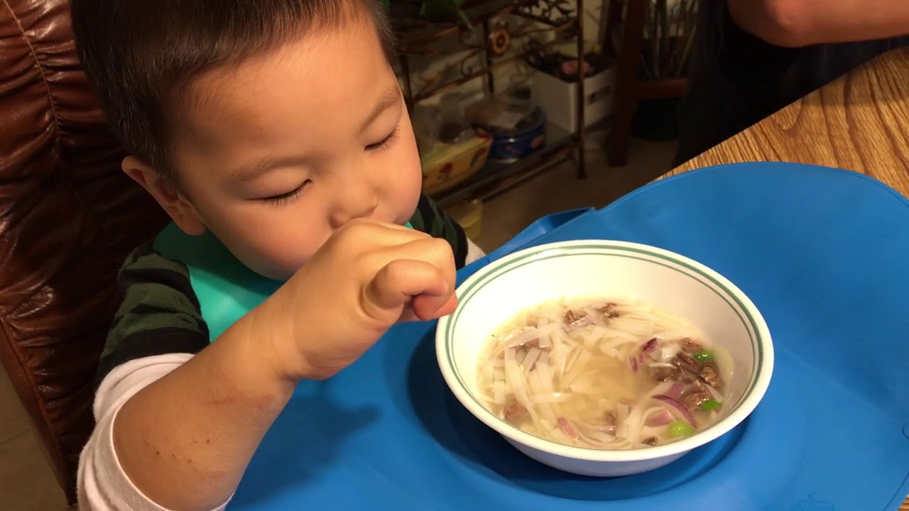 Vietnamese kids enjoying their pho - YouTube