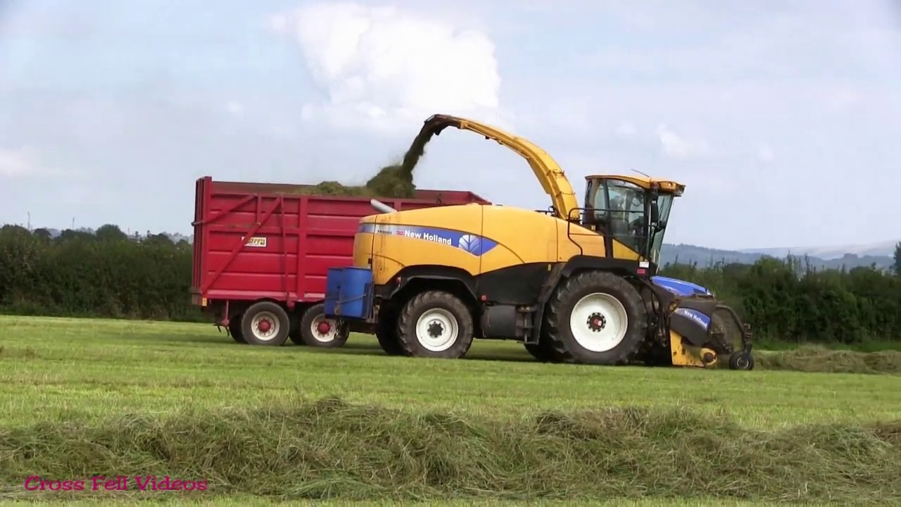 Silaging with New Holland Chopper - YouTube