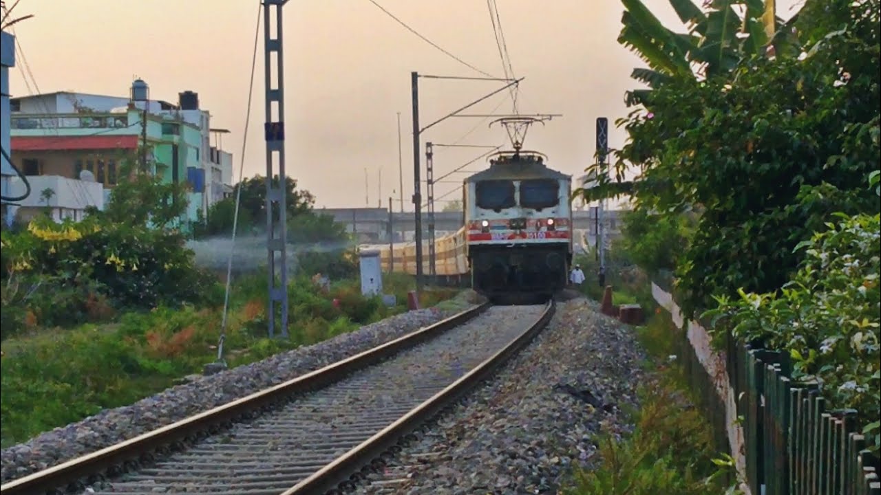 Beautifully Curving | 15119/20 Banaras Dehradun Janta Express | Indian ...