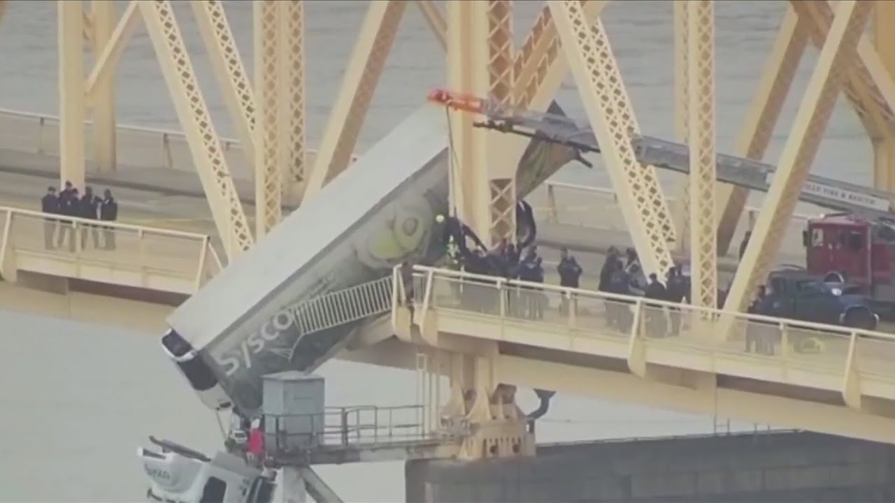 Truck Driver Rescued from Truck Dangling Over Bridge - YouTube