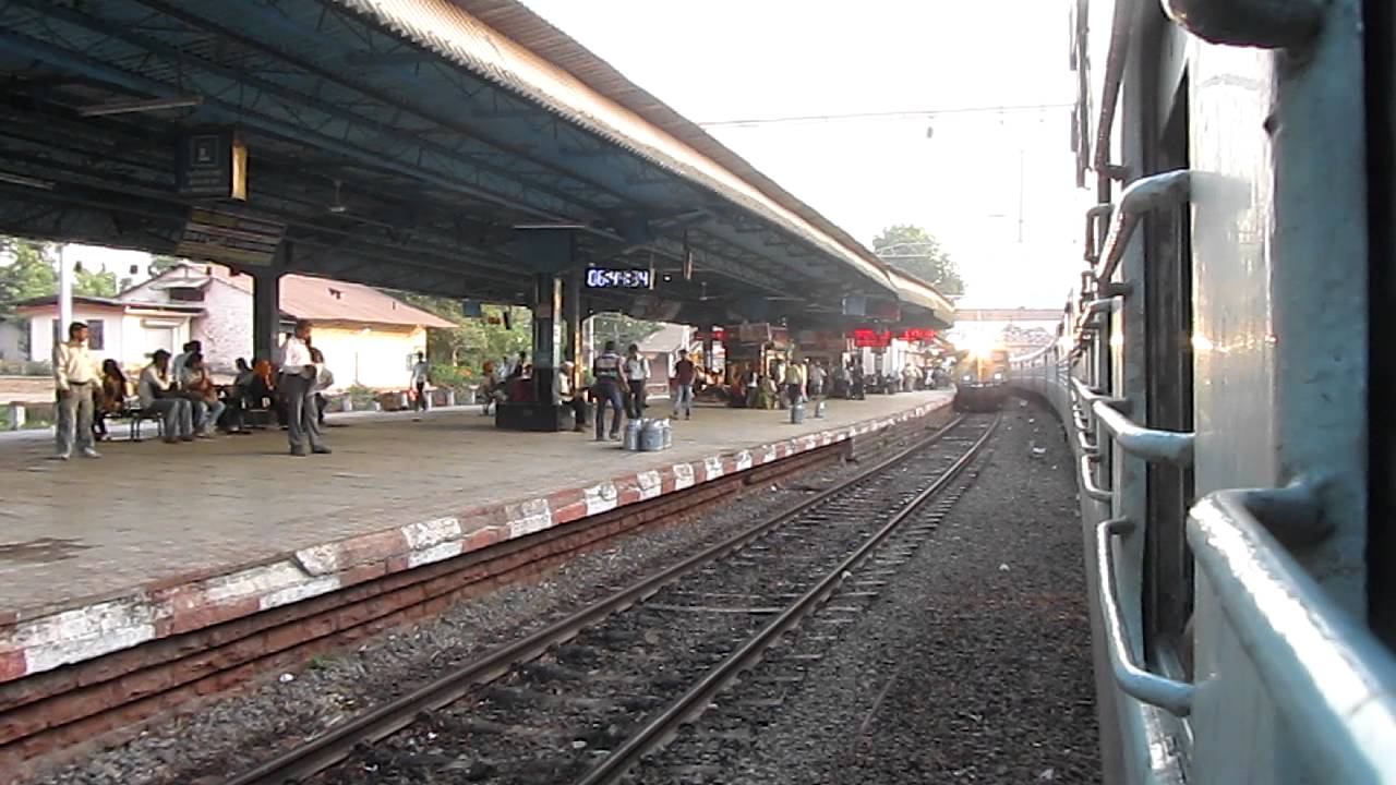 INDIAN RAILWAYS: 12290 Nagpur Duronto with WCAM-2P overtakes Shirdi ...