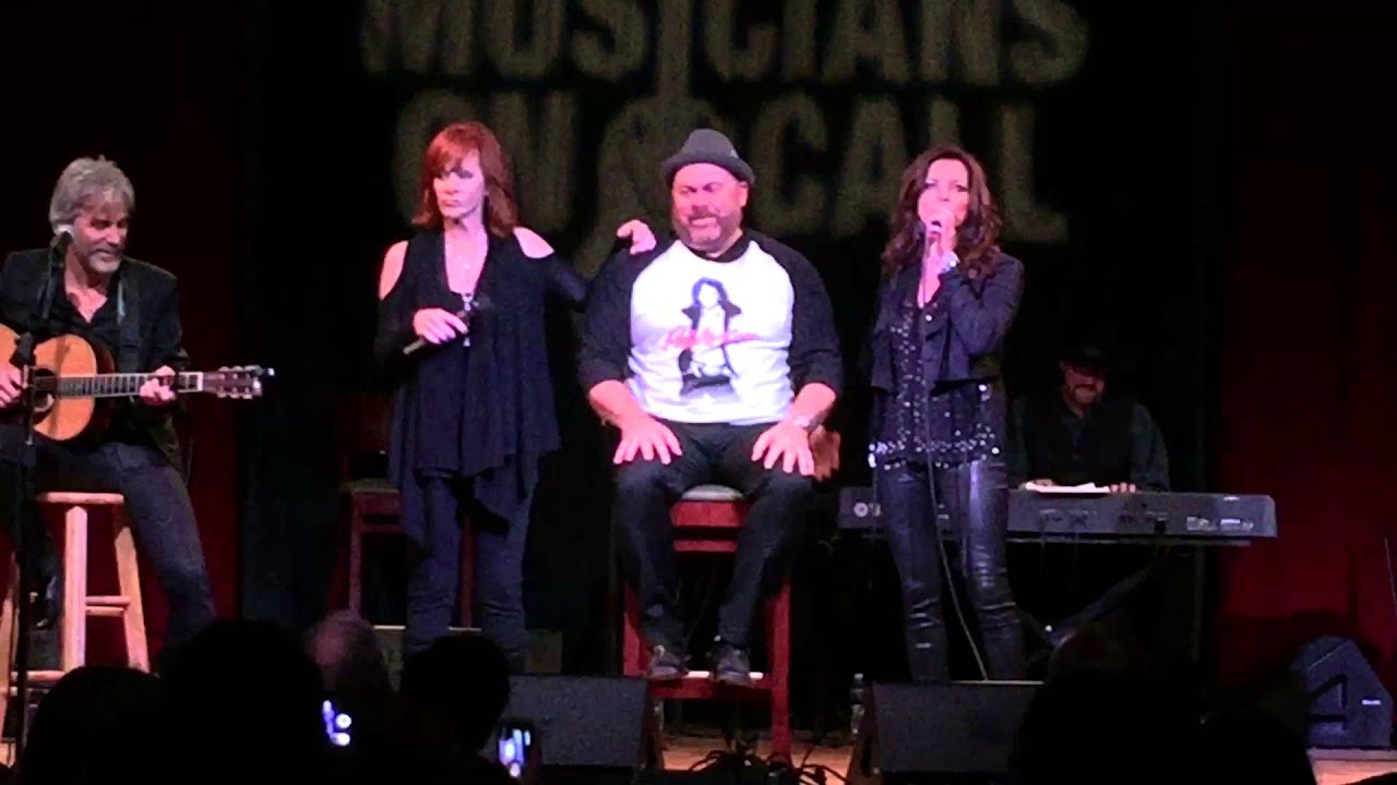 Reba McEntire & Martina McBride Perform "Does He Love You?" - YouTube