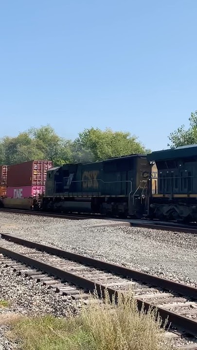 SD70MAC Trails on GE Led Intermodal - YouTube
