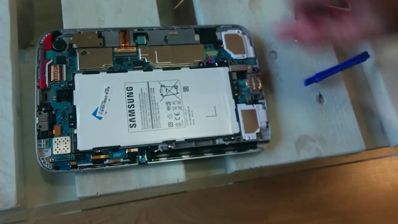 BROKEN TABLET DOES NOT TURN ON / tableta no enciende cambiar bateria ...