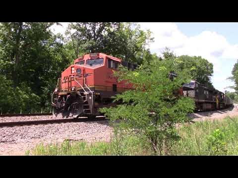 BNSF #6045 leads a NS grain train through Somerset, KY - YouTube