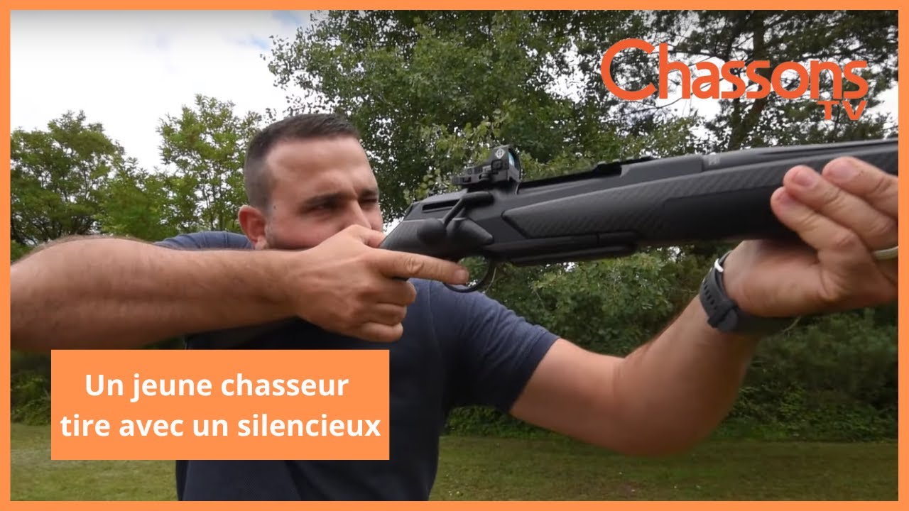 Un jeune chasseur teste pour la première fois une carabine avec un ...