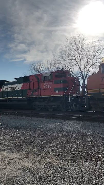 Ferromex SD70ACE trailing 2nd on BNSF RICBAR - YouTube