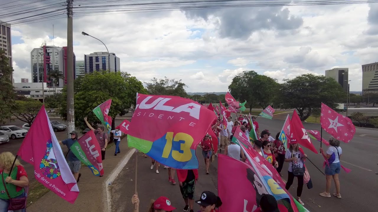 Partidários de Lula fazem passeata em Brasília | AFP - YouTube