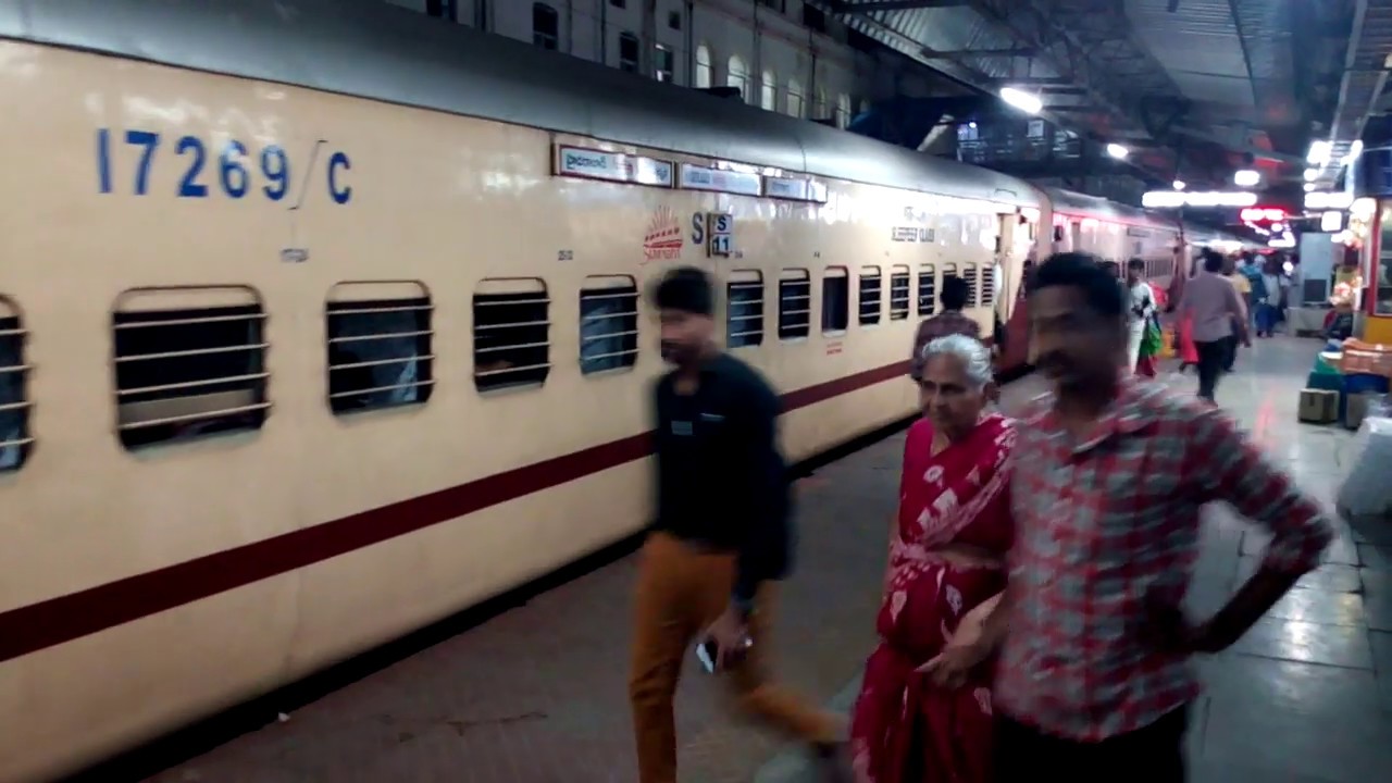 NEW LHB UPGRADED GODAVARI EXPRESS (12728) ARRIVING AT VIJAYAWADA ...