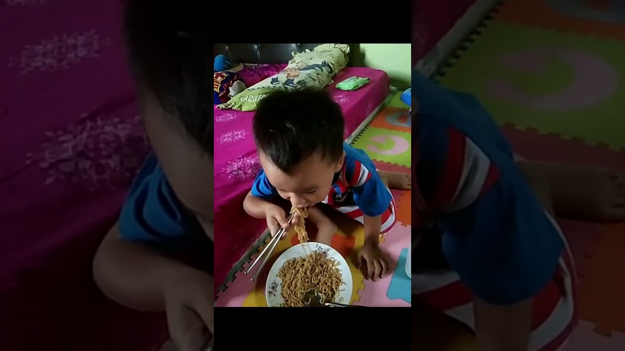 Lucunya alkhalifi makan mie pakai sumpit - YouTube