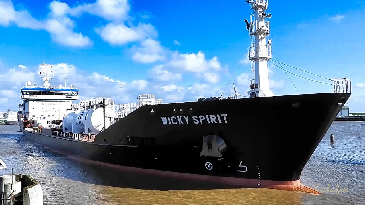 Chemietanker WICKY SPIRIT & SchlepperSeeschleuse Emden chem tanker ...