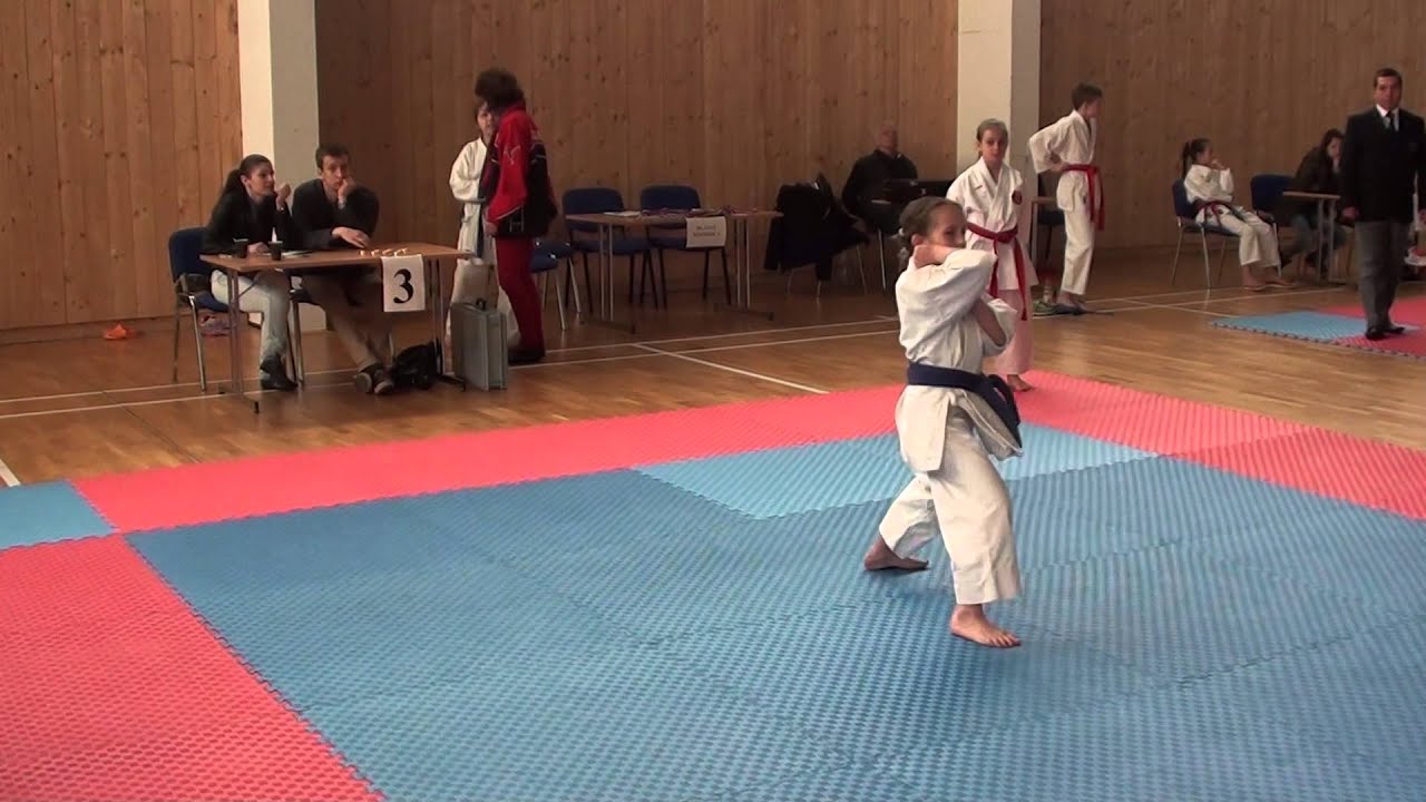 Ema Pápištová - Karate Kata Nipaipo ( karate kid ) - YouTube