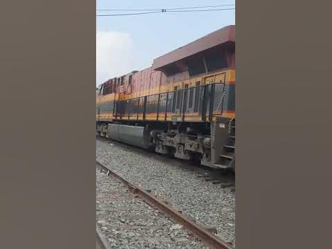 llegada de un Tren Granolero con potente ET44AC de KCS 5014 🔊🚂🚃 - YouTube