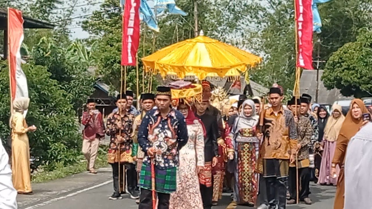 Beharak Adat Melekat Lampung Mengiringi Pengantin Dengan Pundi-Pundi ...