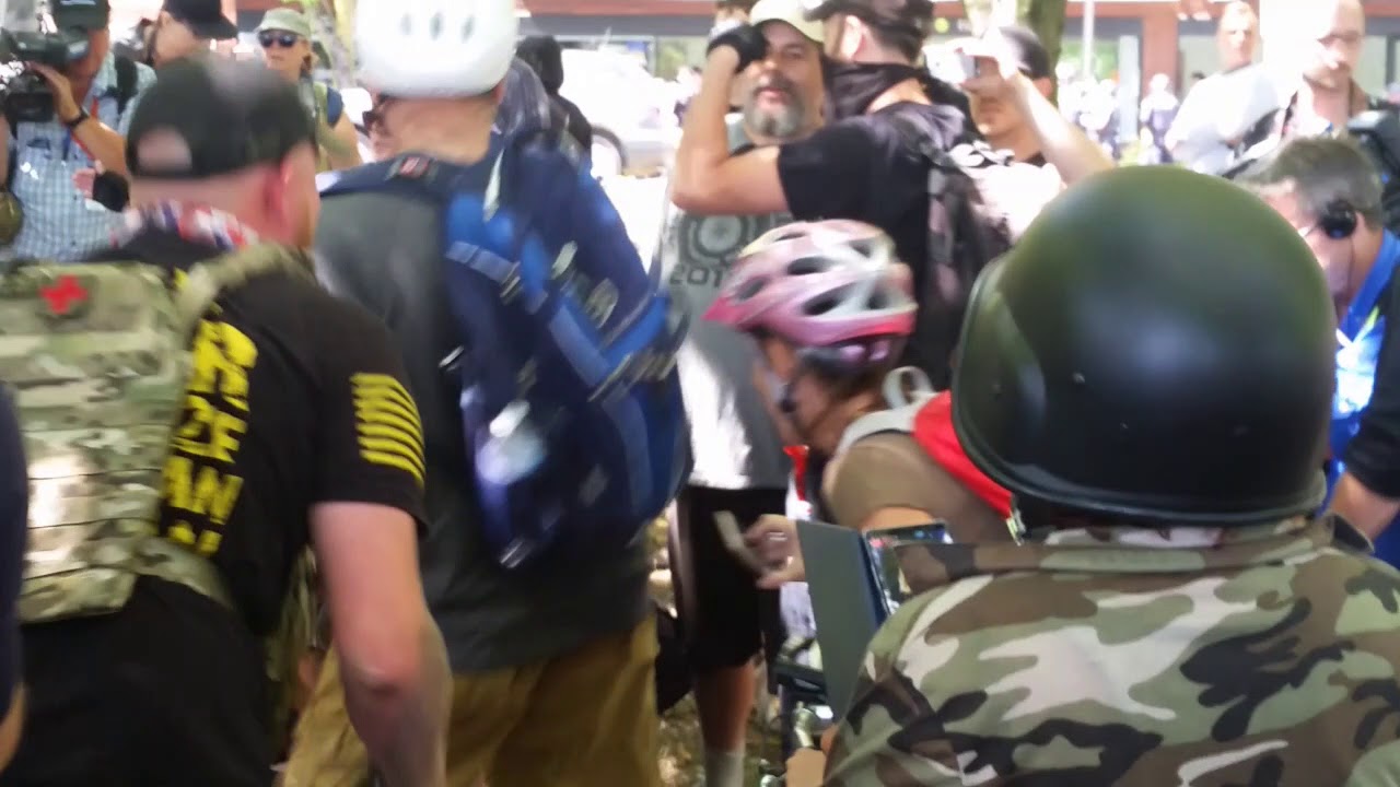 Explosions at Patriot Prayer in Portland - YouTube