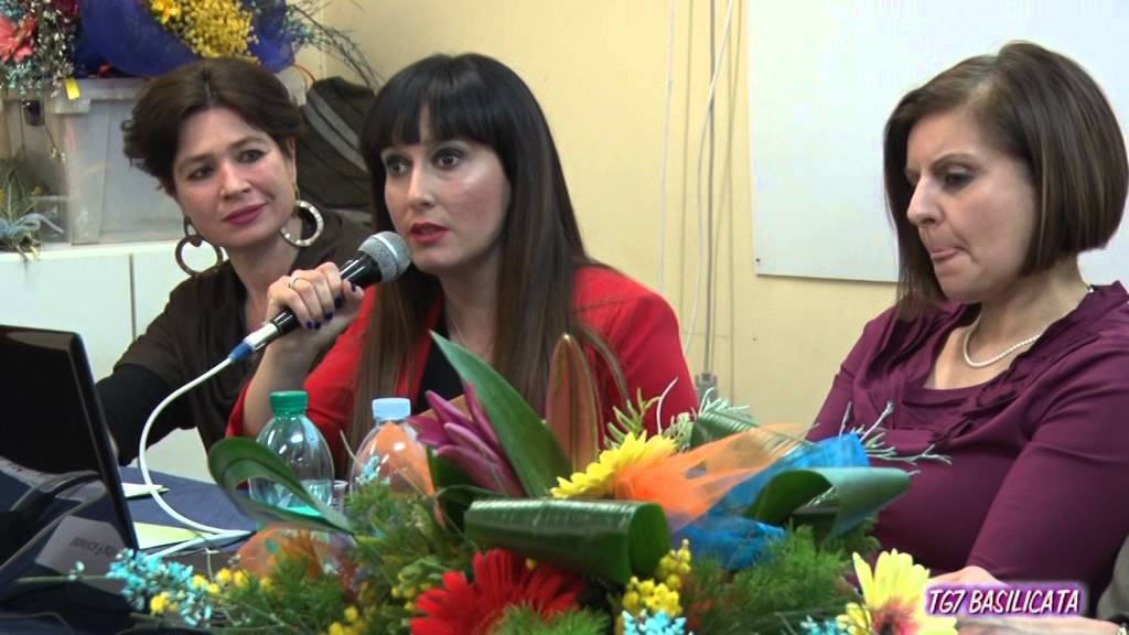 Interventi di Elena Fucci, Cantine Elena Fucci e Daniela Moretti, Piazza dei Desideri - YouTube