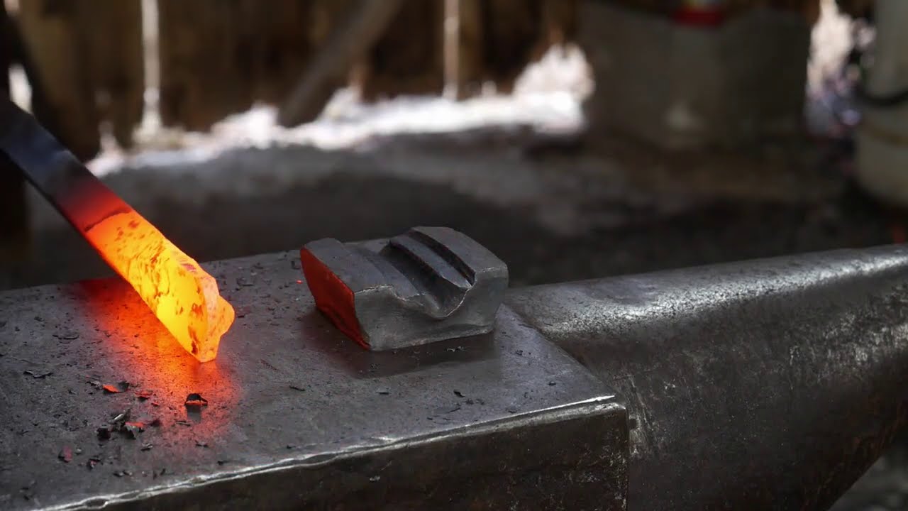 Forging a Single Rib Collar Block - YouTube