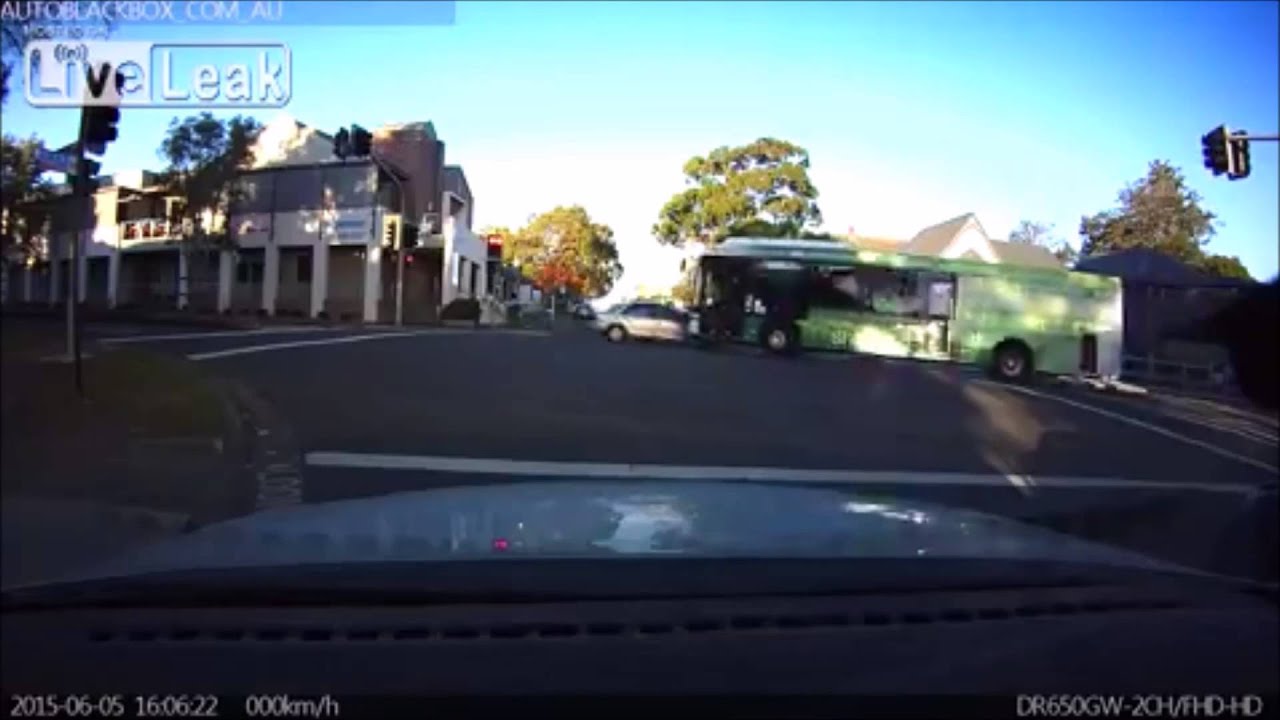BUS VS CAR CRASH IN SYDNEY, AUSTRALIA - YouTube