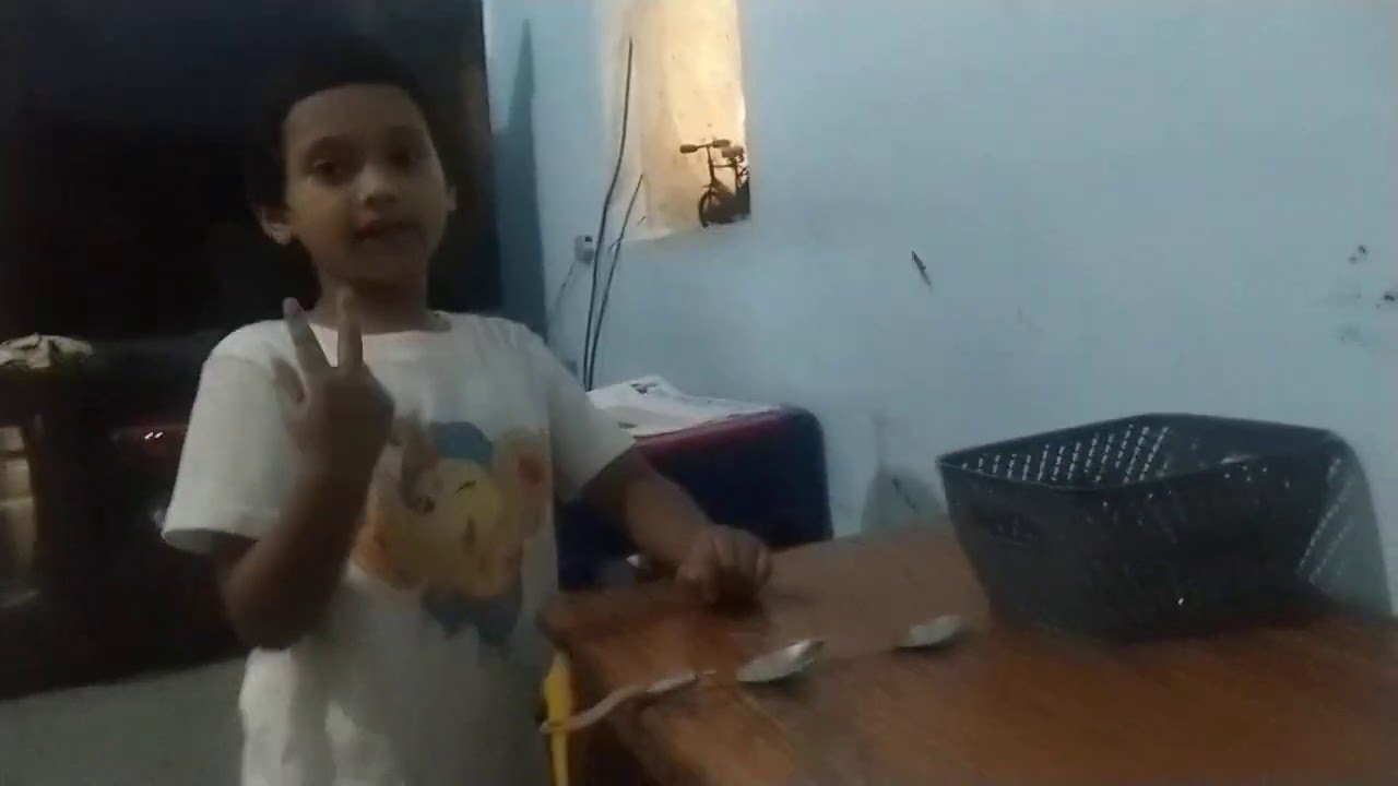 Basket spoon game for children - YouTube