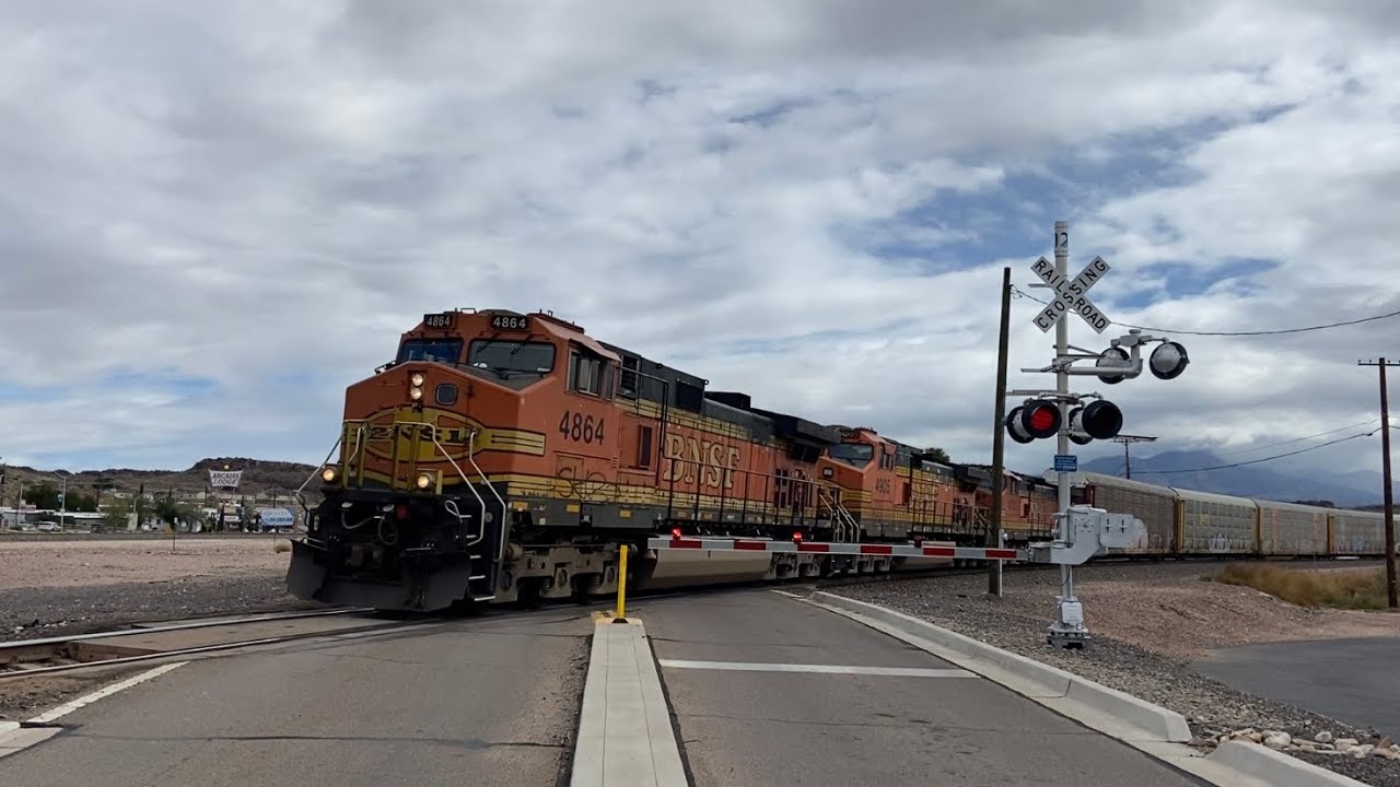 BNSF 4864 Autotrack Train, Topeka St. Railroad Crossing Kingman, AZ ...
