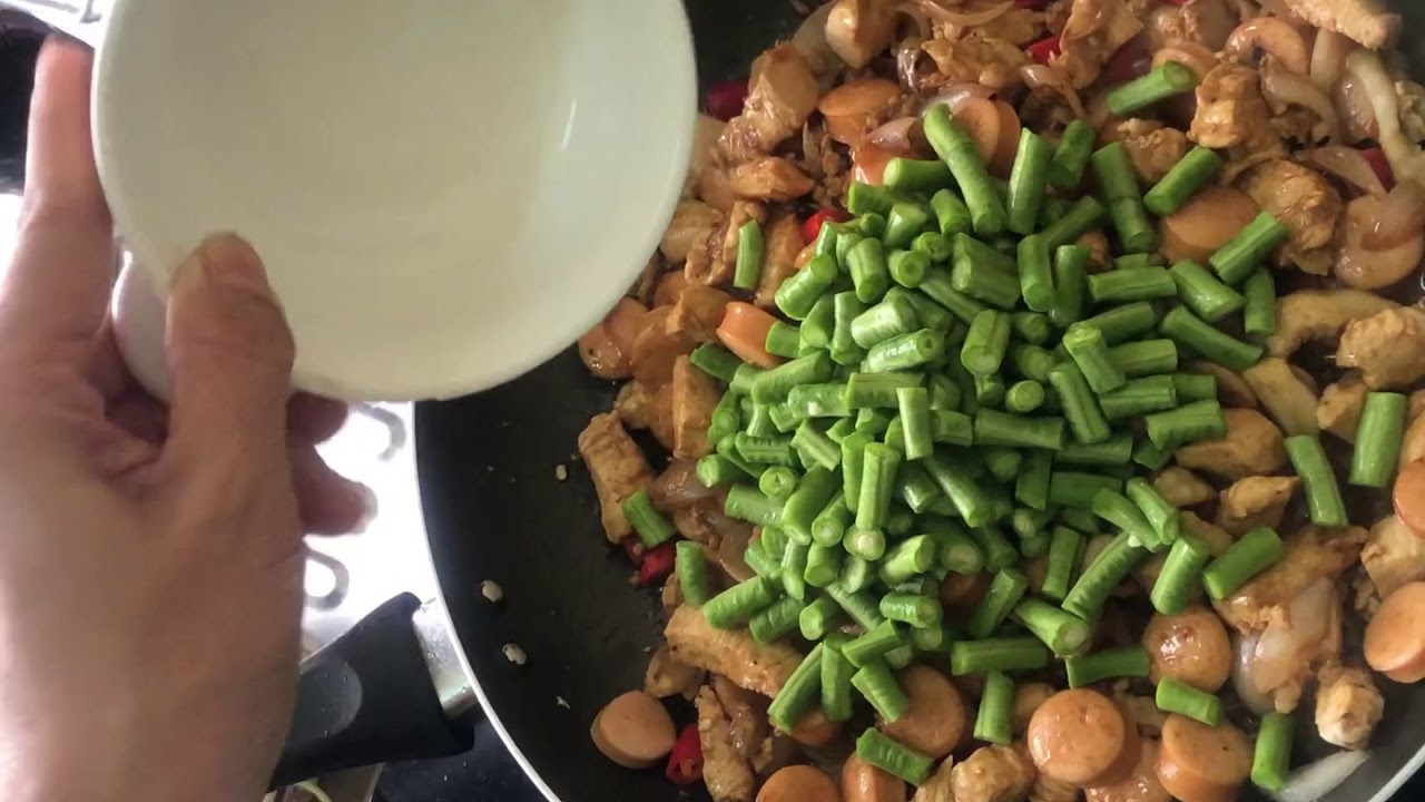 Pad Kra Pao (Pad Gaprao)..Chicken Stir Fry with hotdog 😋 - YouTube
