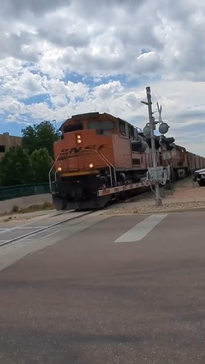 BNSF SD70ACE with a K5LLA sounding through Fort Collins - YouTube