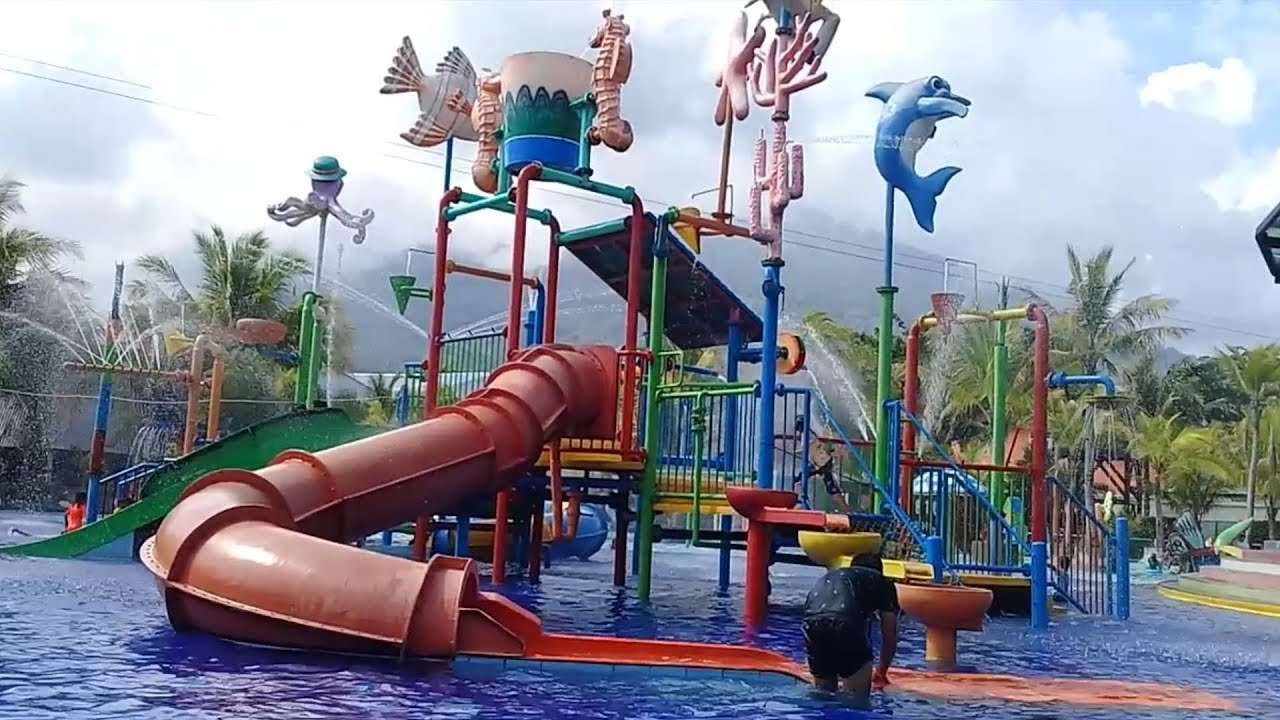 Serunya Main Seluncuran di Water Boom Bersama My Family - YouTube