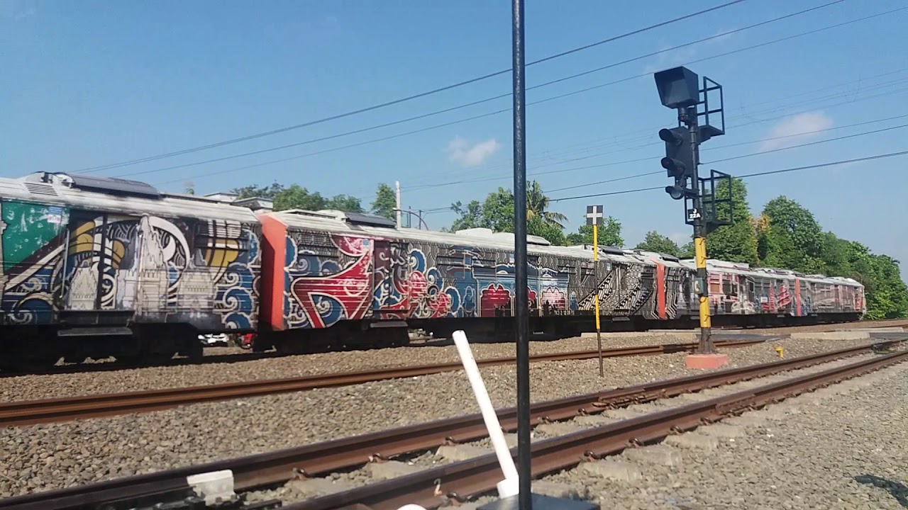 Kereta Api Batik Pramek - YouTube