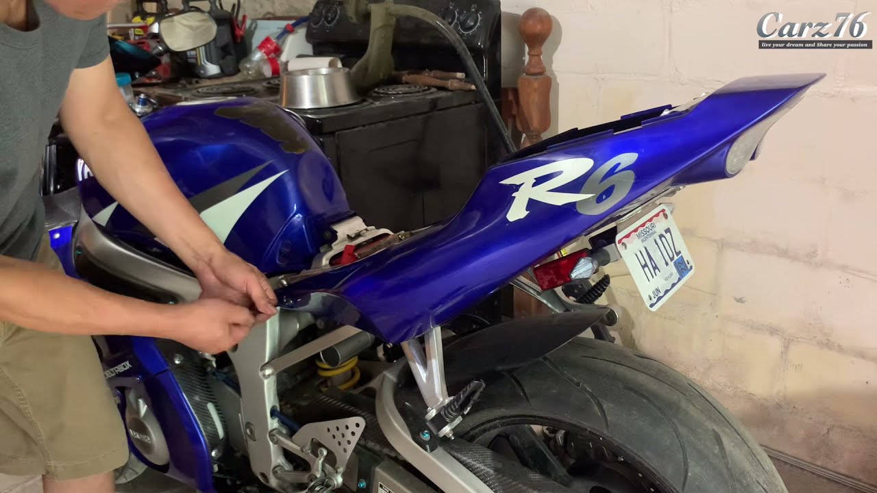EP67 HOW TO REPLACE NEW BATTERY YAMAHA R6 yzf 2002 - YouTube