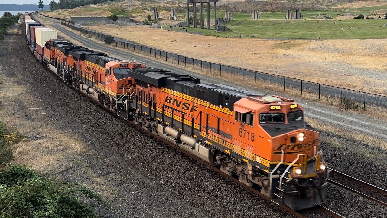 BNSF 6718 leads an intermodal train through CP Pioneer - YouTube