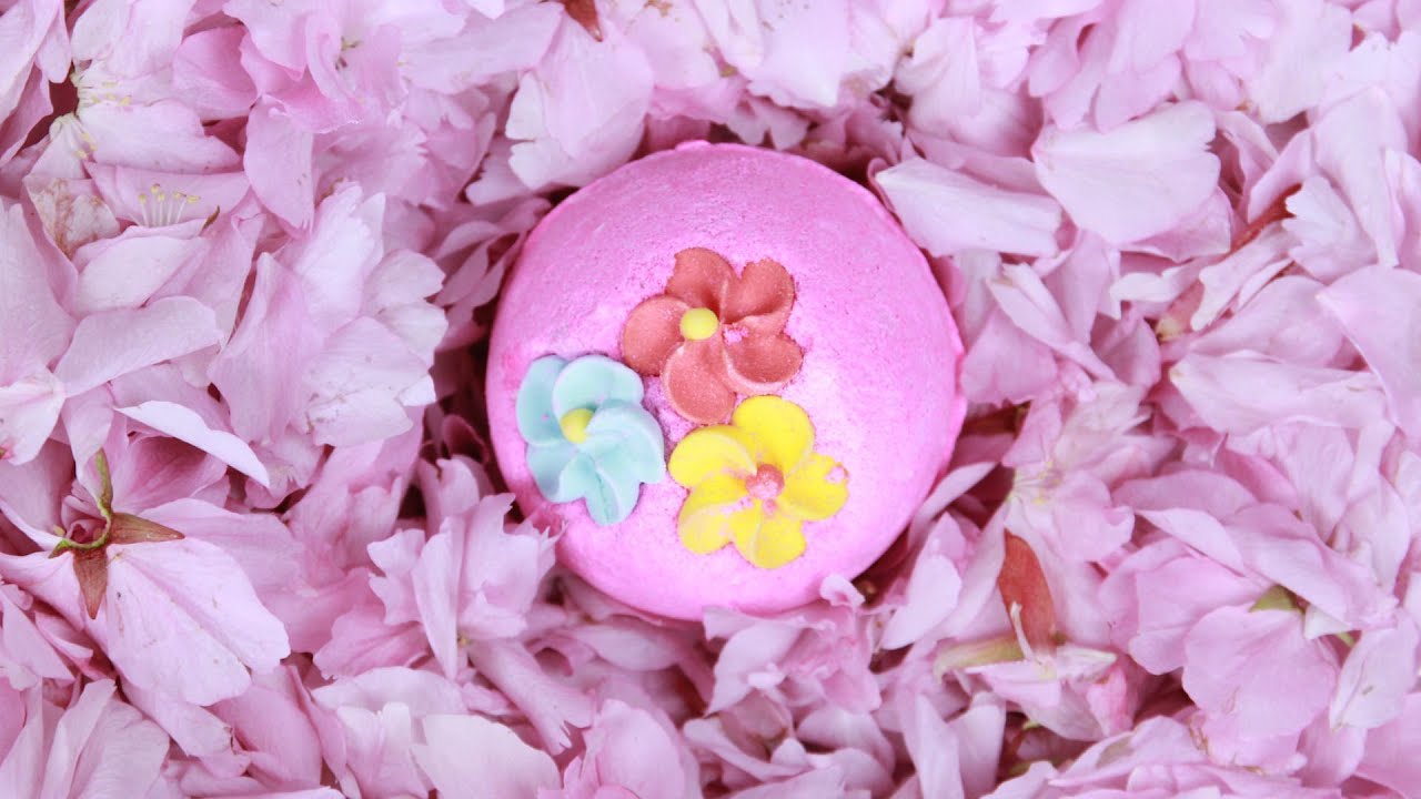 Lush Cosmetics : Think Pink Bath Bomb Demo - YouTube