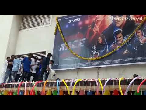 OMG ! See What Salman Khan Crazy Fans Does | Race 3