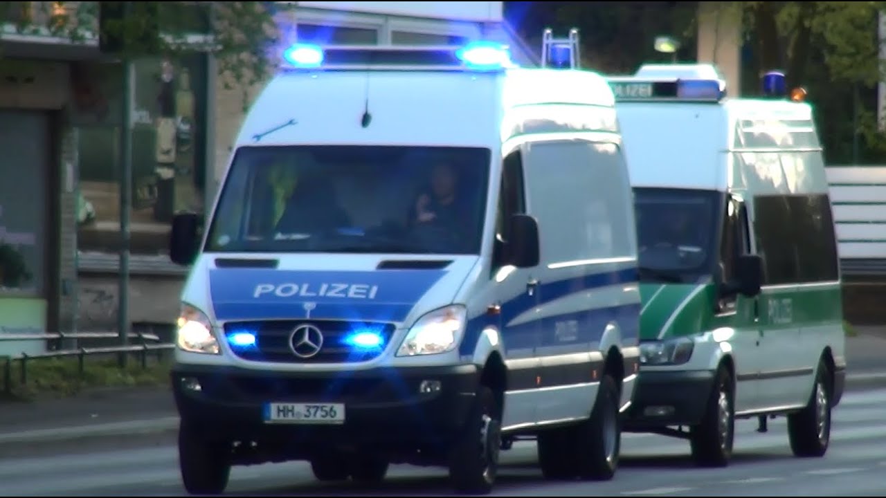 Polizei schleppt Einsatzfahrzeug ab - YouTube